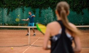 25 Beginner Tips To Improve Your Tennis Game (From a Coach)